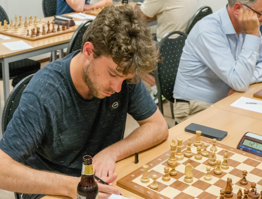 Yaro van Beest domineert 3e speelavond Rapid | Schaakvereniging Sliedrecht